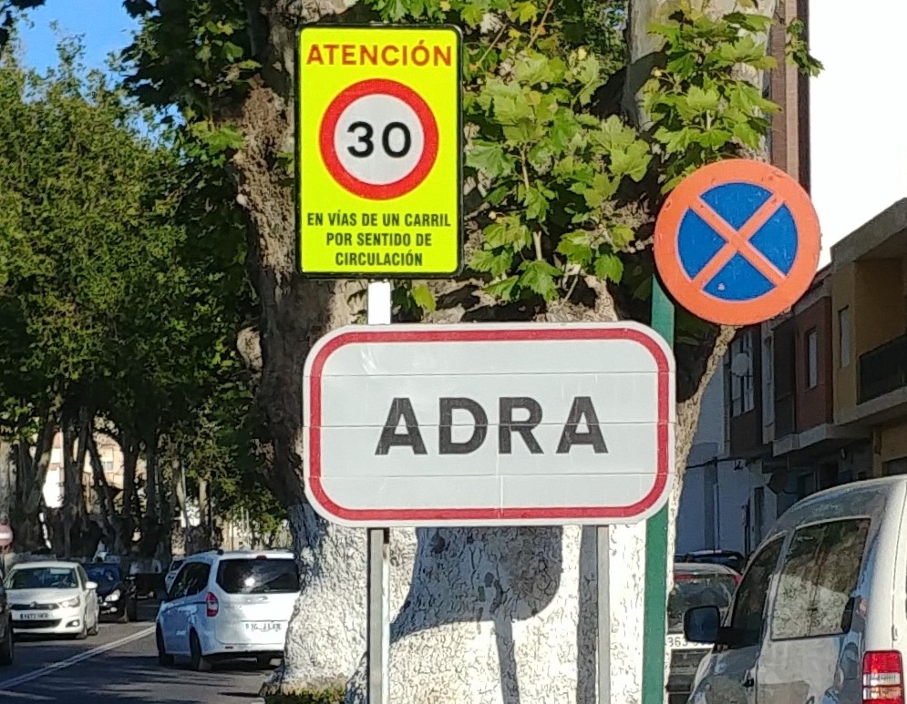El Ayuntamiento de Adra se adapta a la nueva normativa de circulación de vehículos con el cambio ...
