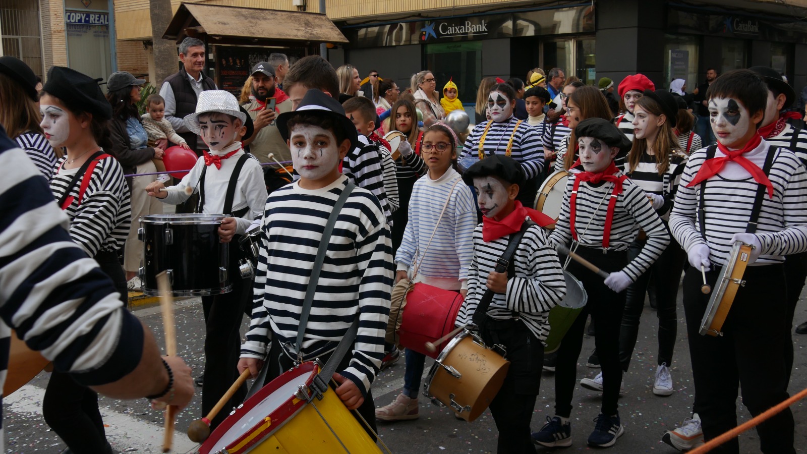 El Carnaval Escolar de Adra reúne a miles de niños y niñas en el pasacalles por la ciudad milenaria