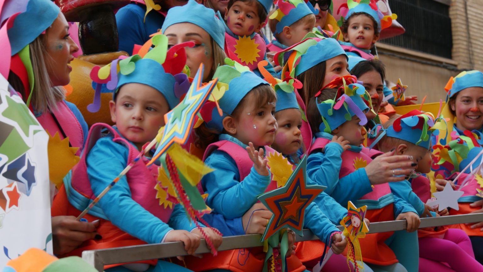 El Carnaval Escolar de Adra reúne a miles de niños y niñas en el pasacalles por la ciudad milenaria